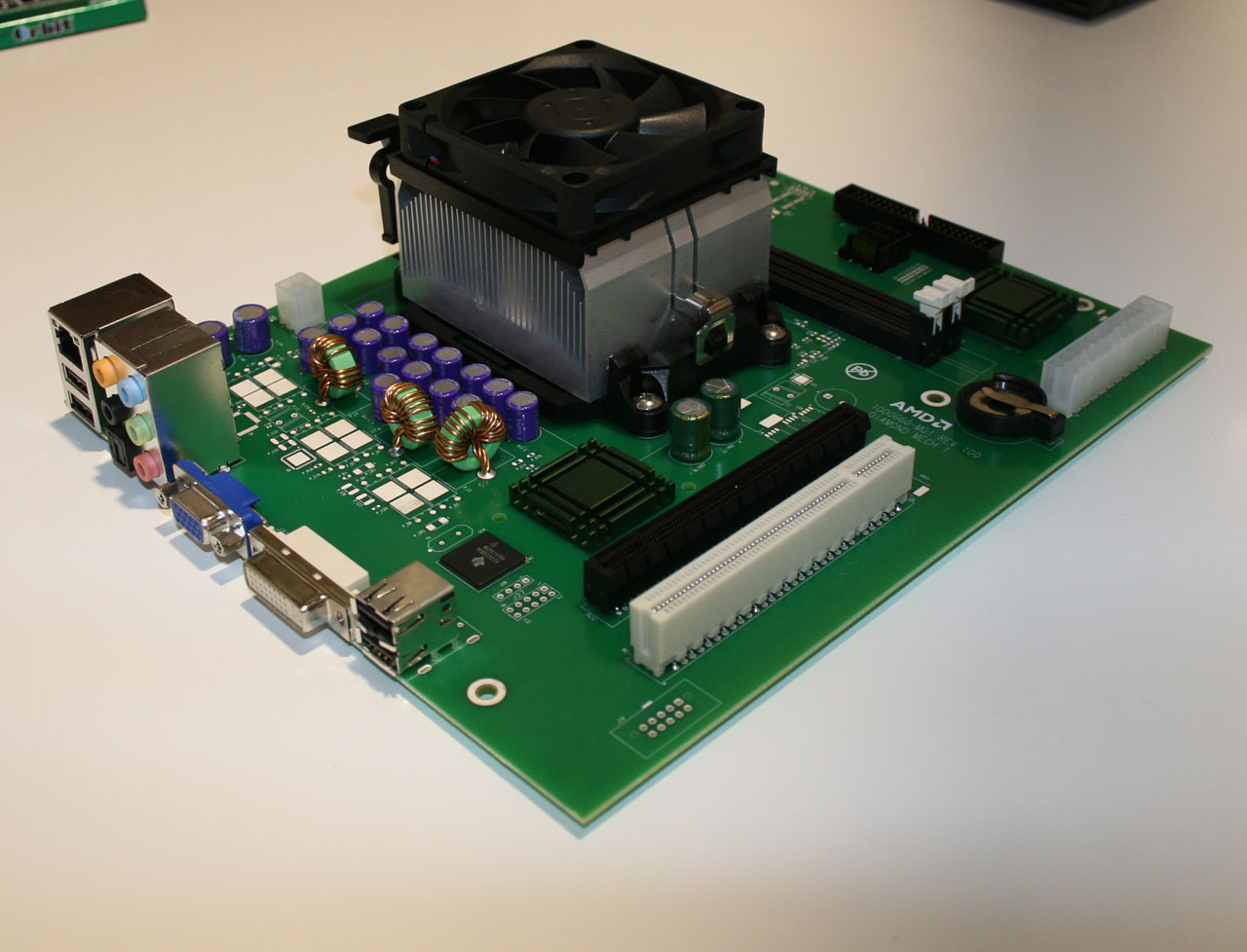 AMD lance le format DTX, pour des PC plus compacts